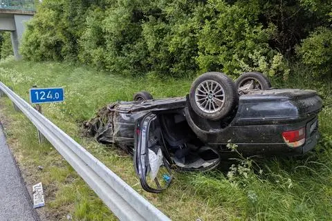 Auto überschlägt sich auf A45 bei Haiger